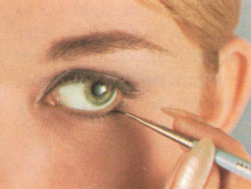 How to Apply 60's Eye Makeup Tutorial | 1968 - Glamour Daze